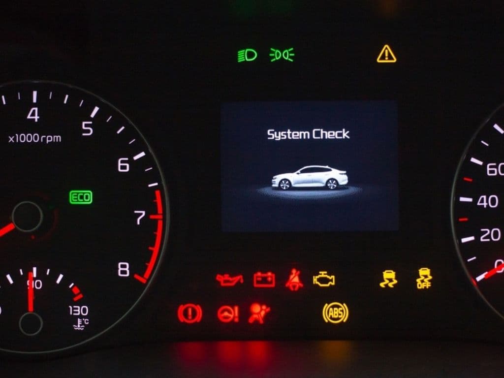 Noderīgi zināt - Brīdinājuma lampiņas auto panelī | Ferratum