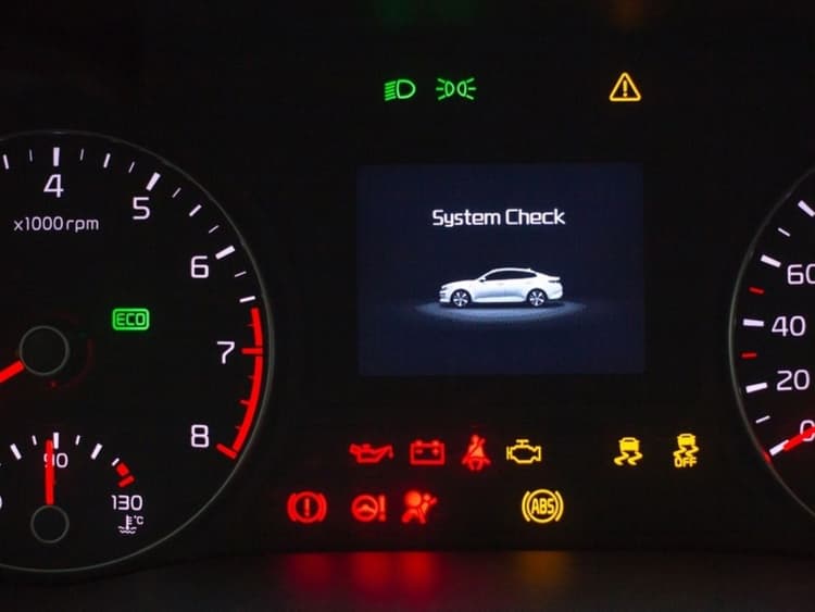 Noderīgi zināt - Brīdinājuma lampiņas auto panelī | Ferratum